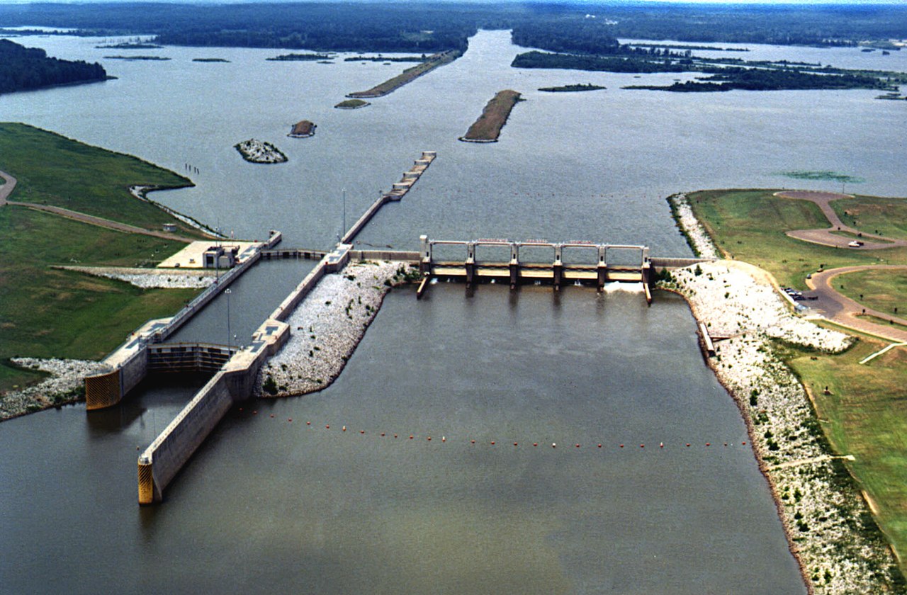 Runaway barge hits spillway, closes Stennis Lock on Tenn-Tom ...